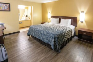 Quarto, 1 cama king-size, fumadores | Camas de colchão viscoelástico, ferro/tábua de engomar 