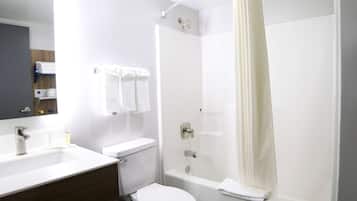 Quarto Standard, 2 camas queen-size, não fumadores | Casa de banho | Uma combinação polibã/banheira, um secador de cabelo