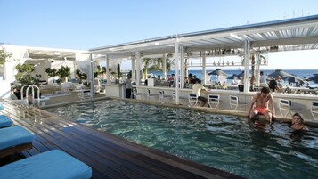 Piscina exterior, guarda-sóis, espreguiçadeiras 