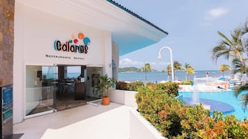 5 restaurantes, pequenos-almoços servidos, cozinha mediterrânica