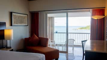 Quarto Deluxe, varanda, vista para o mar | Sala de estar | Televisor, ténis de mesa