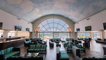 4 bares/lounges, 2 bares junto à piscina, um bar à beira da piscina