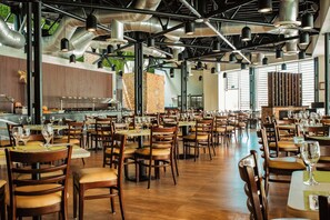 5 restaurantes, pequenos-almoços servidos, cozinha mediterrânica 
