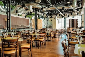 5 restaurantes, pequenos-almoços servidos, cozinha mediterrânica