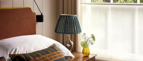 Roupas de cama premium, escrivaninha, Wi-Fi de cortesia, roupa de cama