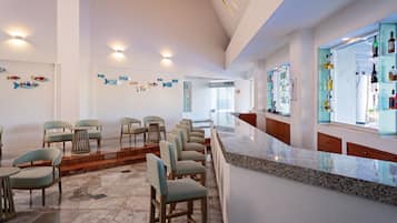 Minibar grátis, cofre no quarto, secretária, cortinas/cortinados opacos