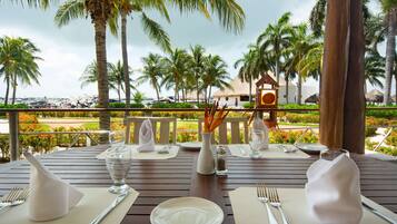 Minibar grátis, cofre no quarto, secretária, cortinas/cortinados opacos