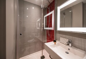 Quarto standard, 1 cama de casal | Banheiro | Chuveiro, produtos de toalete biodegradáveis, secador de cabelo 