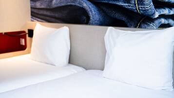 Quarto Twin, 2 camas individuais | Roupa de alta qualidade, cofre no quarto, quartos insonorizados