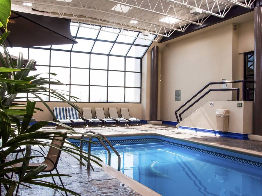Piscina interior, da(s) 9:00 à(s) 22:00, espreguiçadeiras