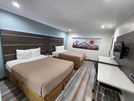 Quarto, 2 camas de casal, para não fumantes | Escrivaninha, Wi-Fi de cortesia, roupa de cama