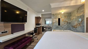 Suite, 1 cama king-size, não fumadores | Secretária, Wi-fi grátis, roupa de cama fornecida