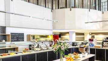 Pequeno-almoço tipo buffet diário mediante uma taxa