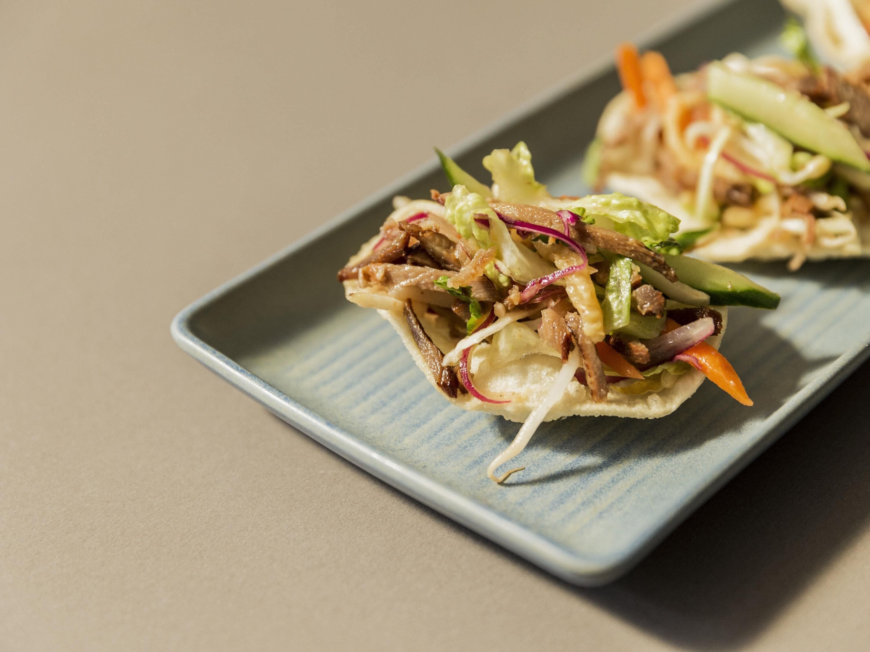 Prato com carne e diversos vegetais.