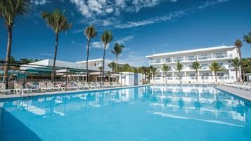3 piscinas externas, guarda-sóis, espreguiçadeiras