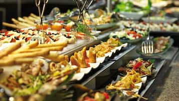 Café da manhã com buffet grátis todos os dias