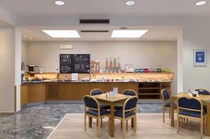 Café da manhã com buffet grátis todos os dias