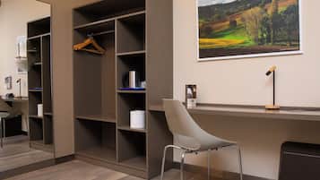 Quarto Superior (Full Sky) | Minibar, secretária, secretária adequada para computadores portáteis