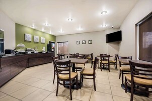 Café da manhã com buffet grátis todos os dias