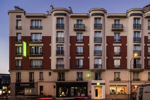 Fachada da propriedade à noite