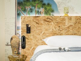 Escrivaninha, cortinas blackout, quartos à prova de som