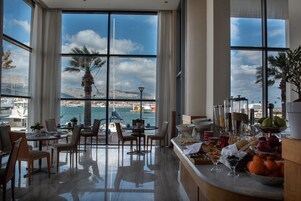 Pequeno-almoço tipo buffet diário (10 EUR por pessoa) 