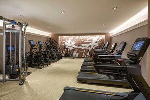 Academia com esteiras, elípticos e aparelhos de musculação.