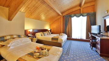 Suíte júnior, várias camas (with 1 Sofabed) | 1 quarto, edredons de pluma, frigobar, cofres nos quartos