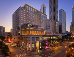 Fachada do alojamento (tarde/noite)