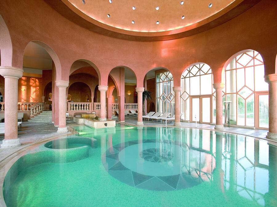 Piscina interior, piscina exterior, guarda-sóis, espreguiçadeiras