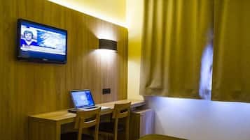 Frigobar, cofres nos quartos, escrivaninha
