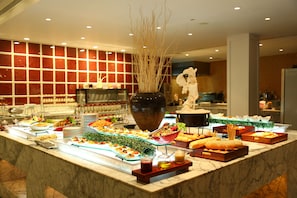 Pequeno-almoço tipo buffet mediante uma taxa 