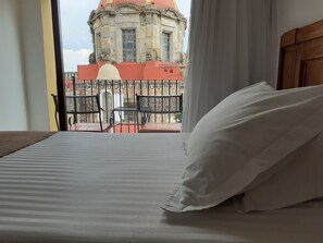 Quarto Standard, 1 cama queen-size | Roupa de alta qualidade, cofre no quarto, cortinas/cortinados opacos