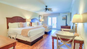Deluxe Room, Partial Oceanview, 2 Queen Beds, Balcony | 1 quarto, roupa de alta qualidade, secretária, Wi-fi grátis