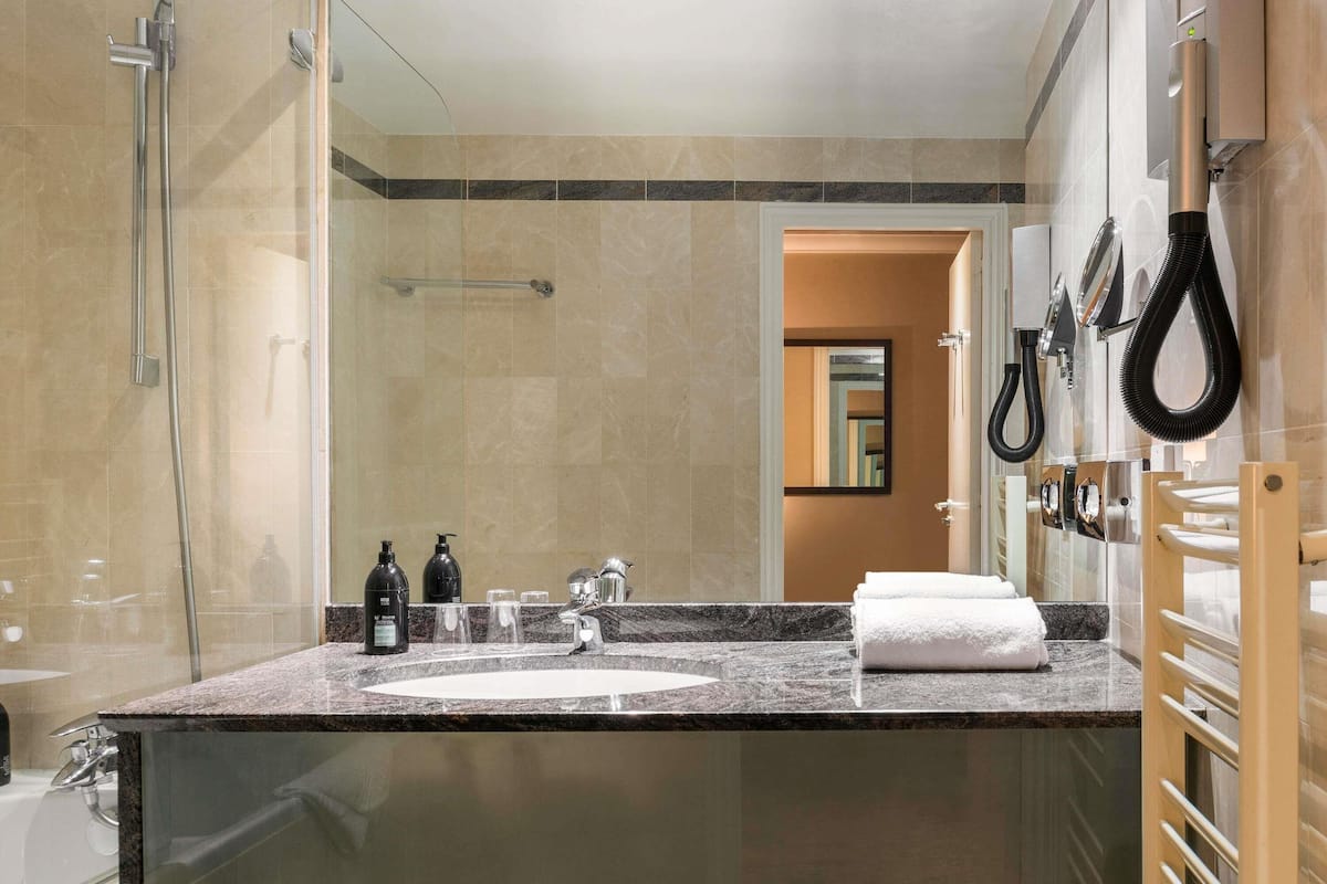 Estúdio, 1 cama de casal | 1 quarto, cofre no quarto, secretária, quartos insonorizados