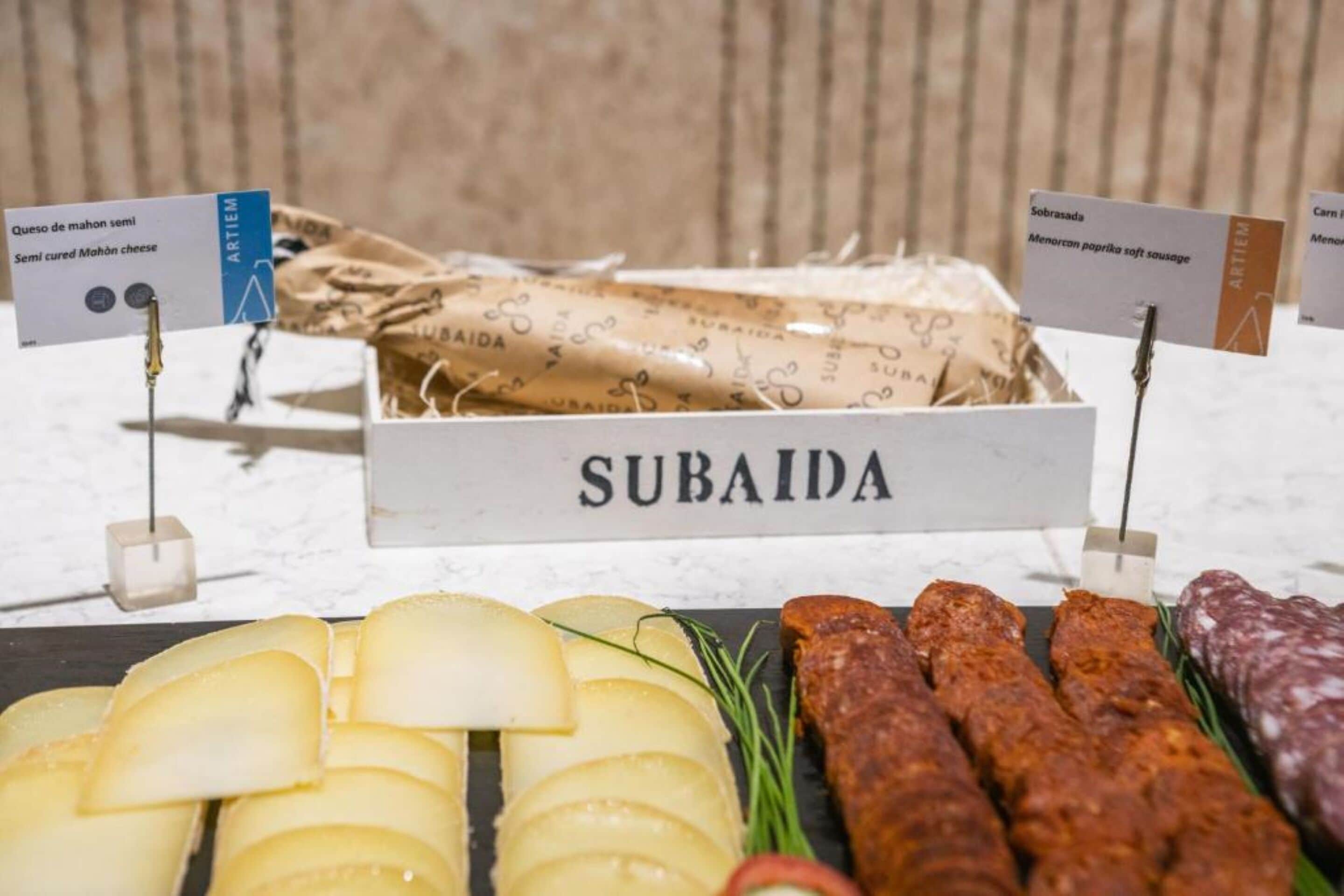 Uma tábua de frios com diversos embutidos e queijos, identificada como 'SUBAIDA'.