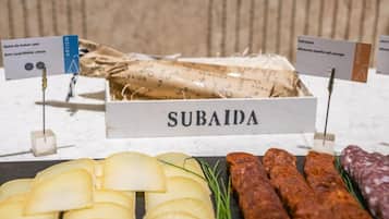 Uma tábua de frios com diversos embutidos e queijos, identificada como 'SUBAIDA'.