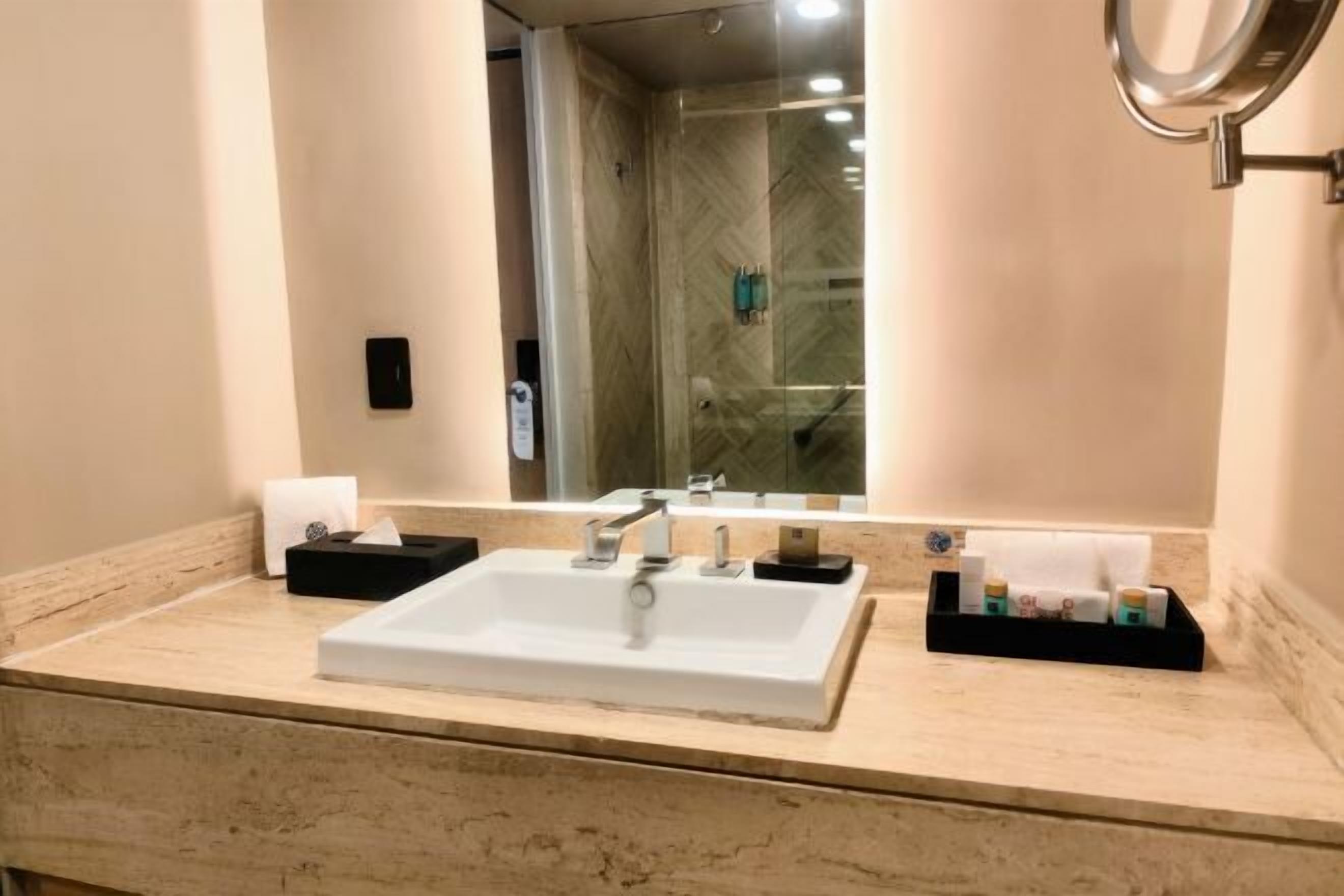 Banheiro | Chuveiro, produtos de toalete biodegradáveis, secador de cabelo 