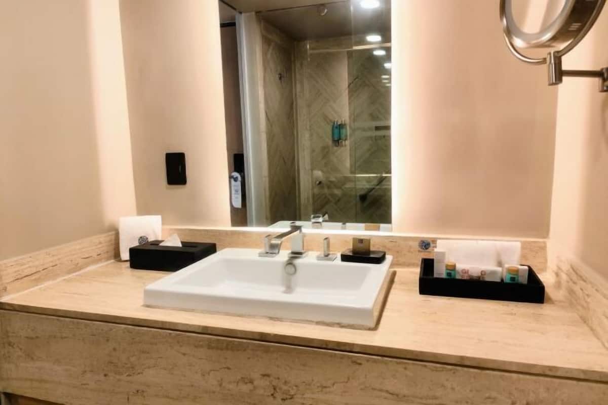 Banheiro | Chuveiro, produtos de toalete biodegradáveis, secador de cabelo