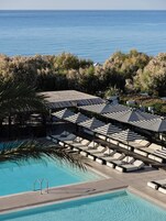 2 piscinas exteriores, guarda-sóis, espreguiçadeiras 