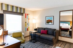 Escrivaninha, ferros/tábuas de passar roupa, camas extras/dobráveis