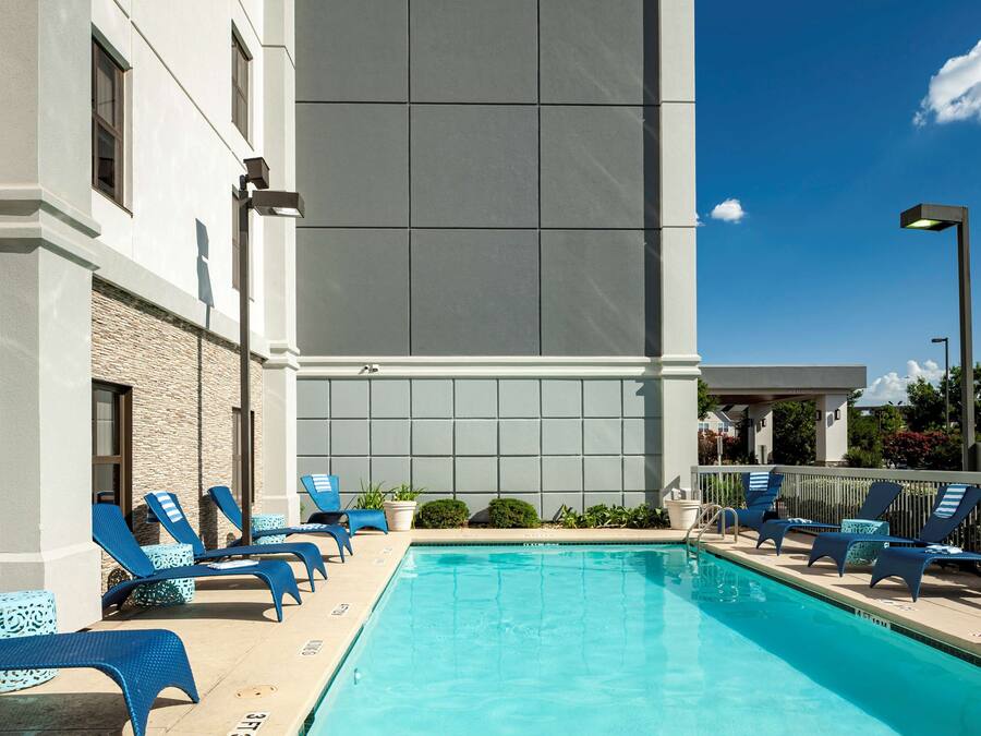 Piscina externa, funciona das 7h às 22h, espreguiçadeiras