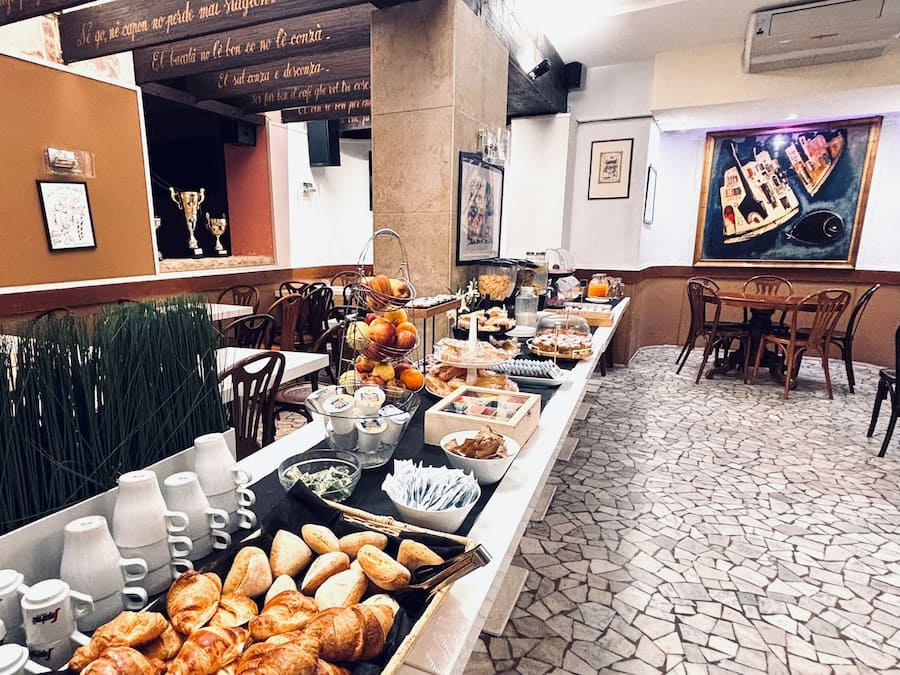 Café da manhã com buffet todos os dias (EUR 15 por pessoa)
