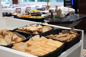 Pequeno-almoço tipo buffet diário mediante uma taxa