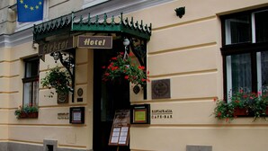 Entrada de hotel com uma placa indicando "Hotel Elektor".
