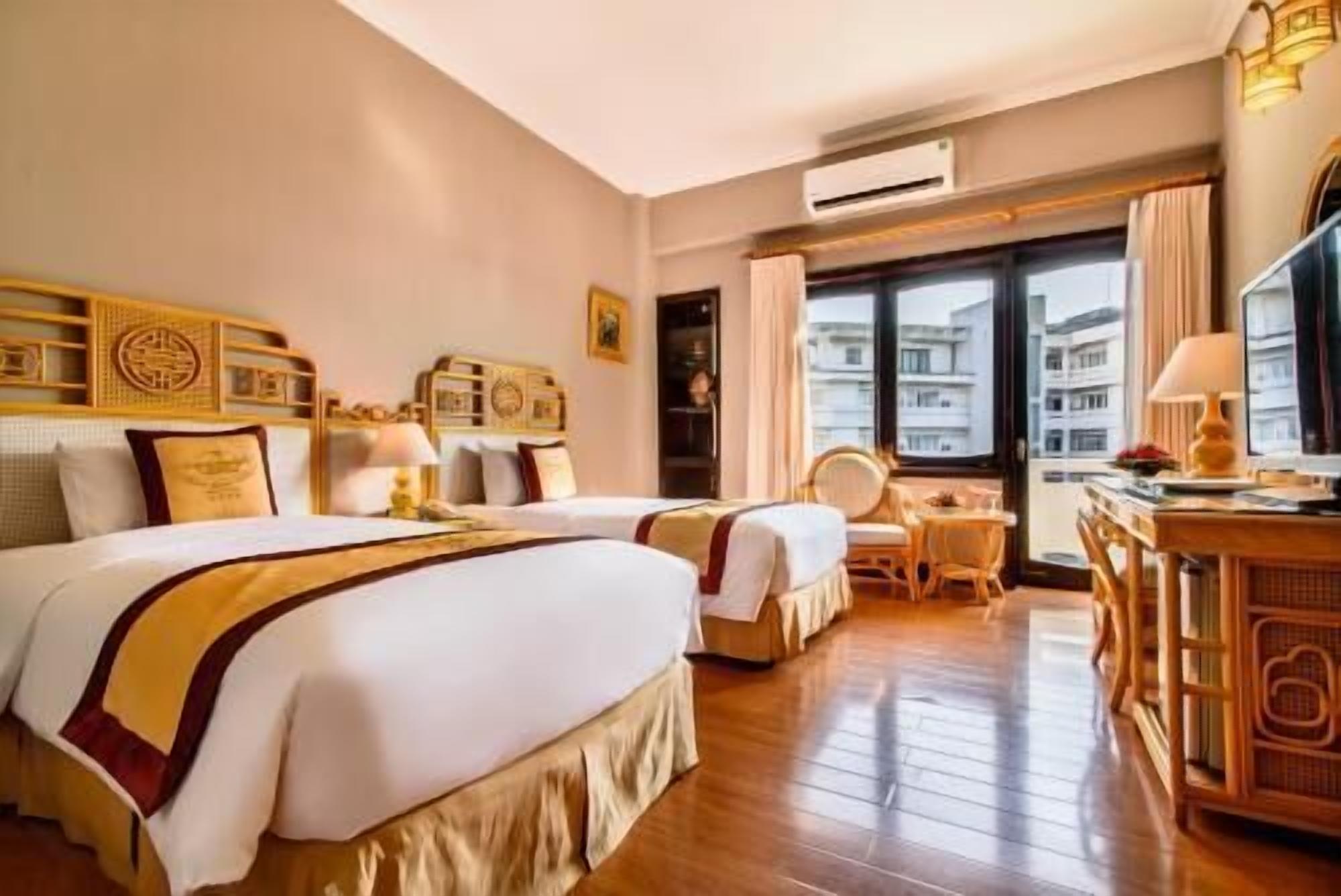 Minibar, cofre no quarto, secretária 