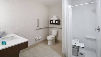 Chuveiro, produtos de toalete grátis, secador de cabelo