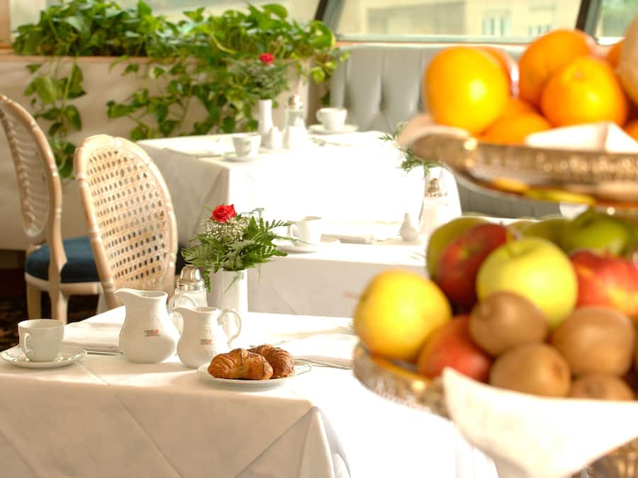 Café da manhã com buffet todos os dias (EUR 15 por pessoa)