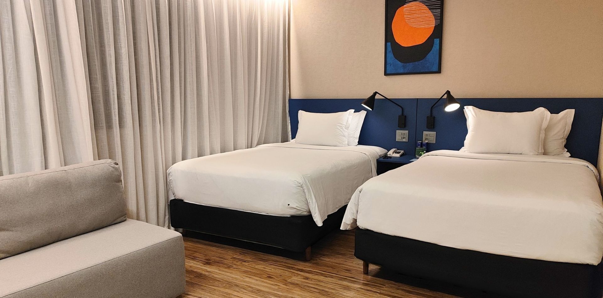 Quarto duplo superior, 1 quarto, para não fumantes | Roupas de cama antialérgicas, frigobar, cofres nos quartos, escrivaninha