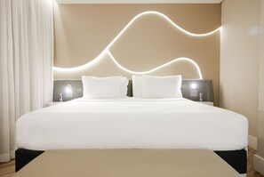 Quarto Business Class King | Roupas de cama antialérgicas, frigobar, cofres nos quartos, escrivaninha